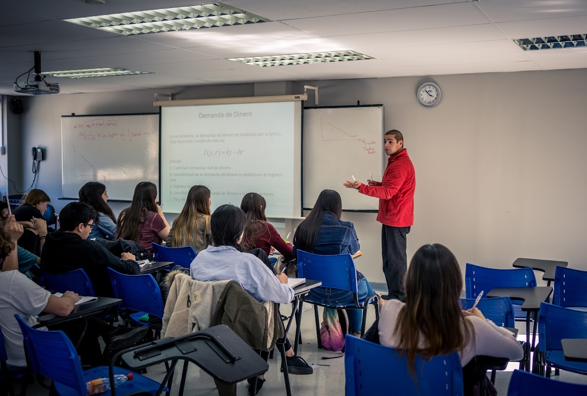 PROFESORES - Facultad de Economía y Negocios