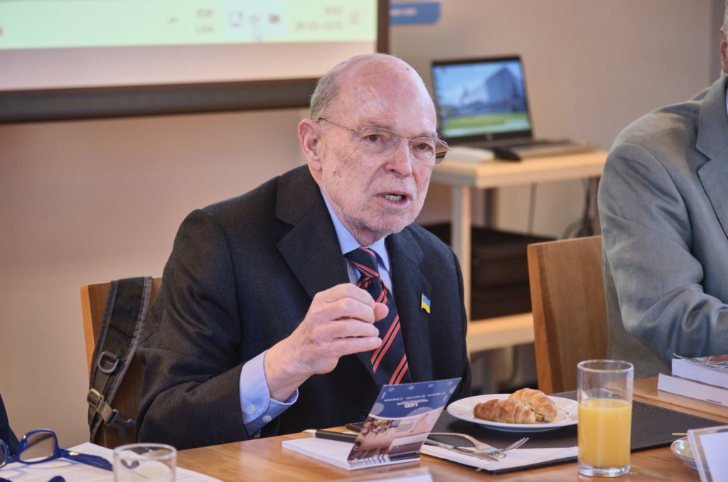 Destacado economista asesor del Banco Mundial y el FMI visitó la FEN ...